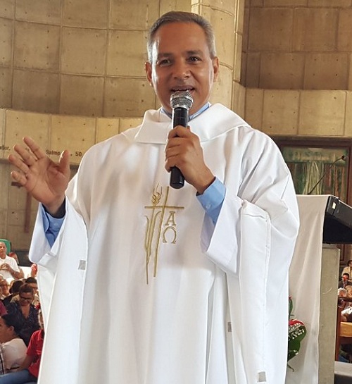 Padre Chelo dice en gobierno Abinader hay más “botellas” que el de Danilo